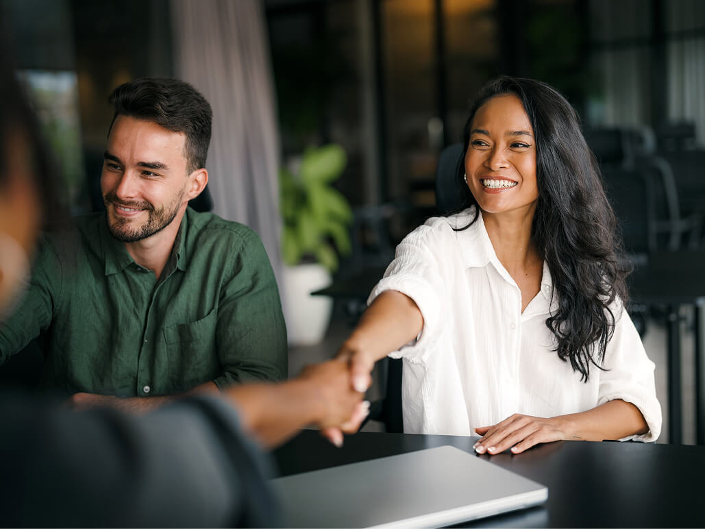 A salesperson and a sales associate - INSEEC